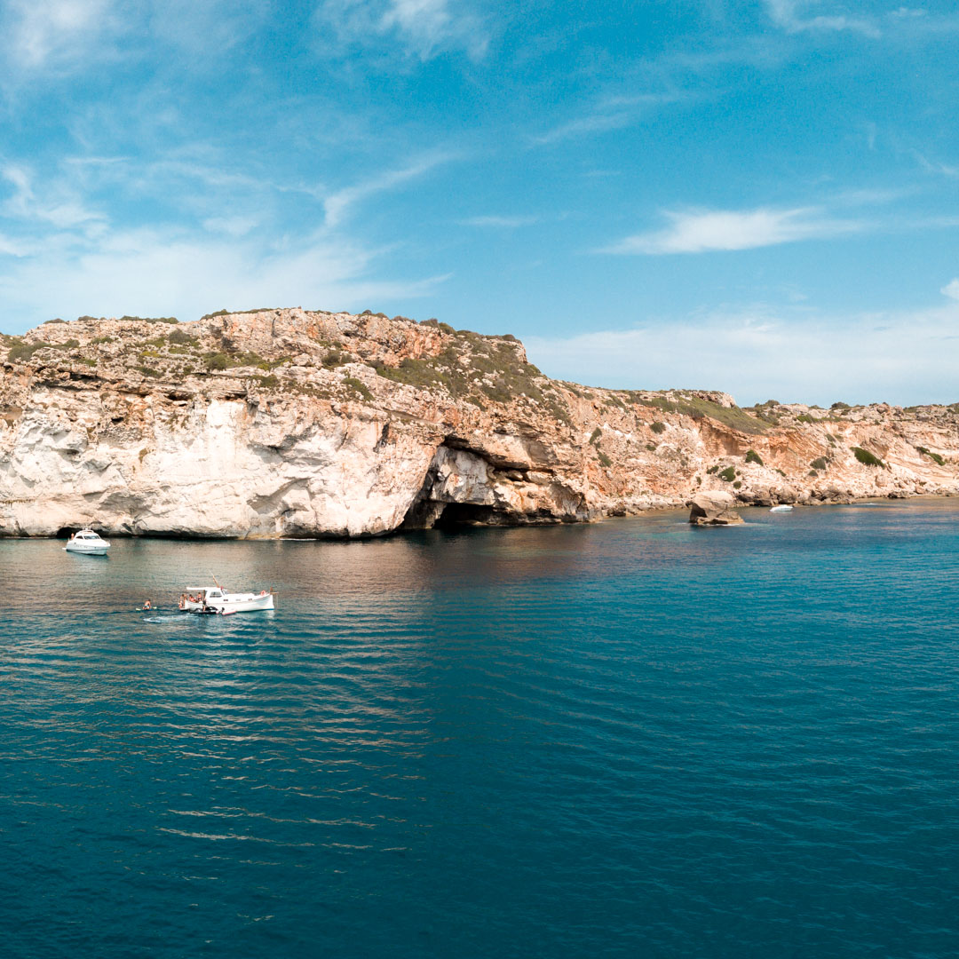Découvrez les grottes et les piscines naturelles des falaises des ...